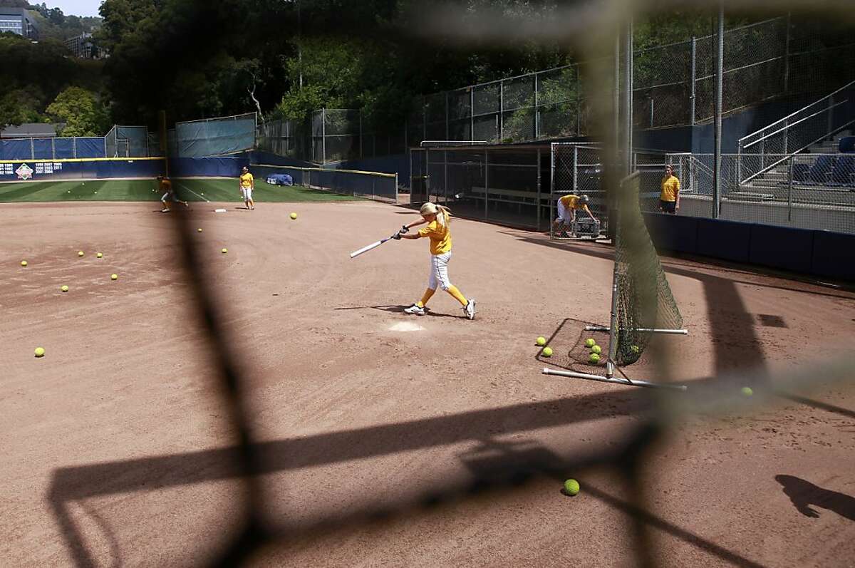 Diane Ninemire's Cal softball team aims for top