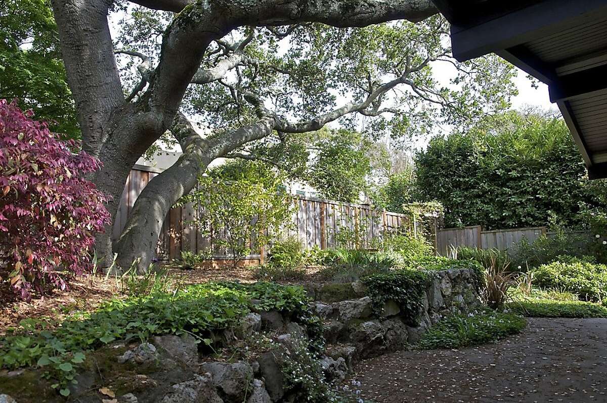 Large Thousand Oaks home with ample outdoor spaces