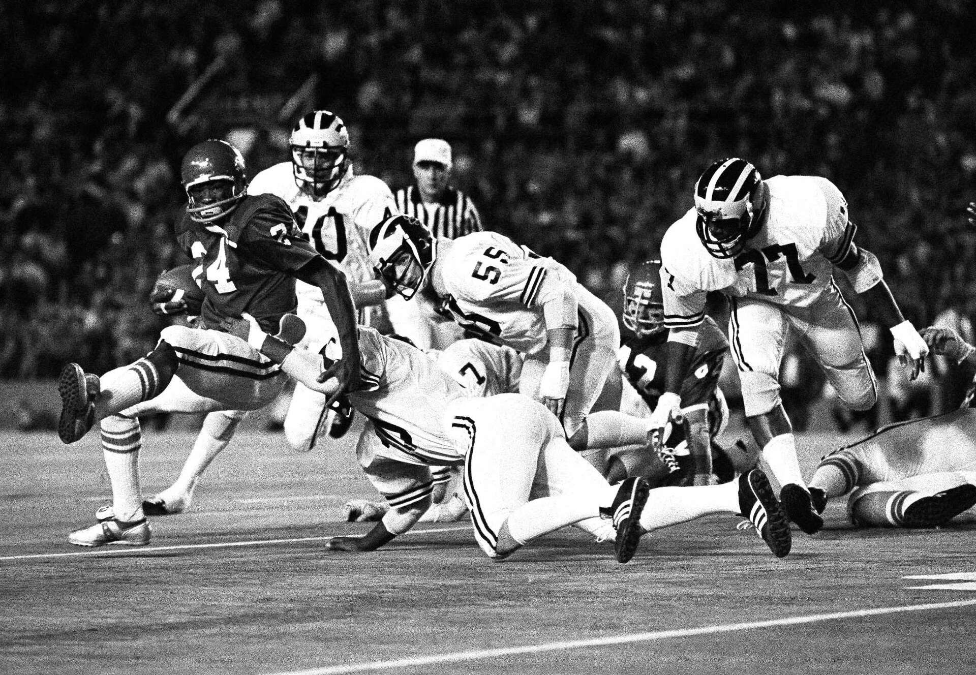 13 former NFL players with Southeast Texas ties suing league