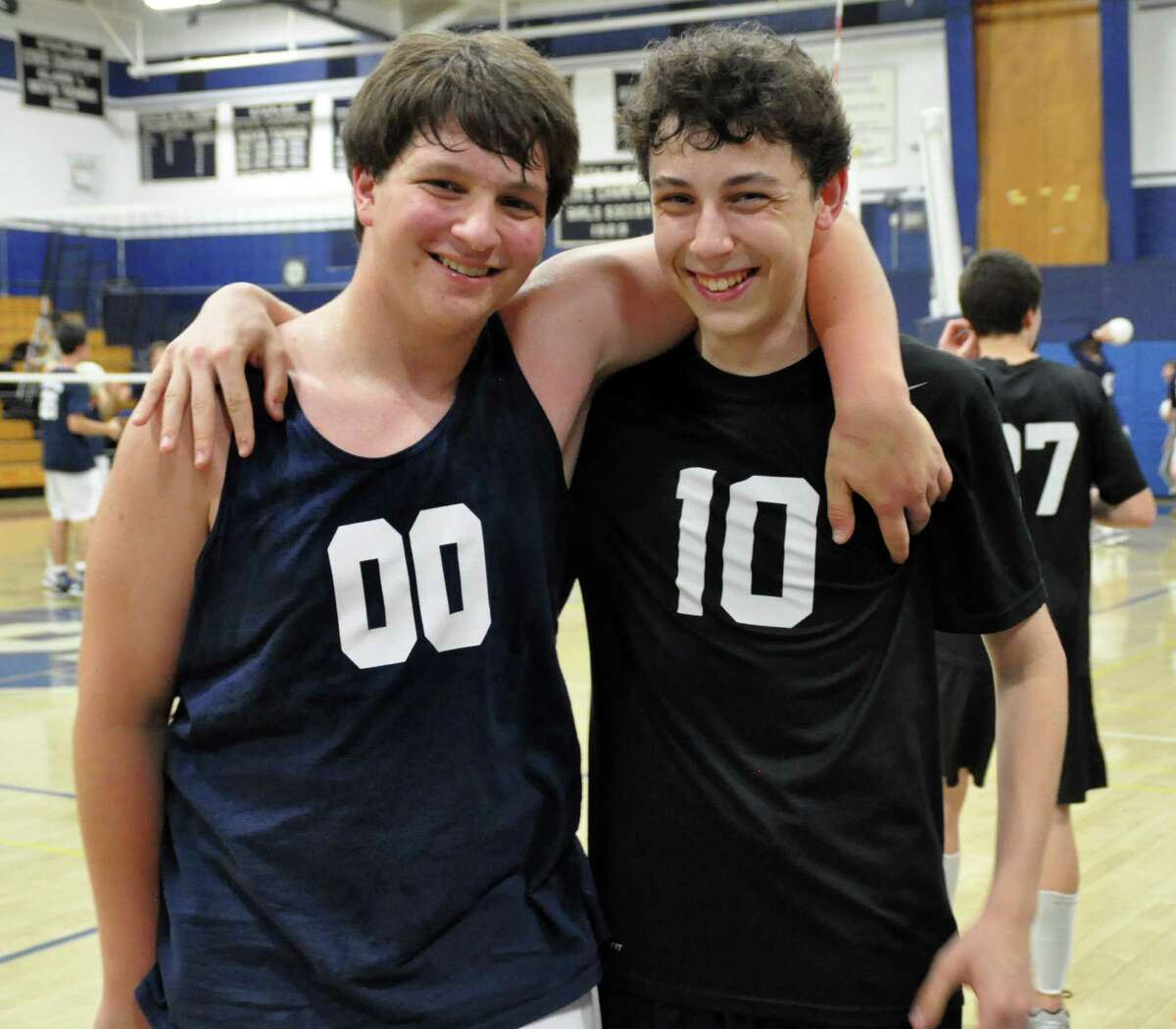 Fishman cousins square off in Staples volleyball's 3-0 win