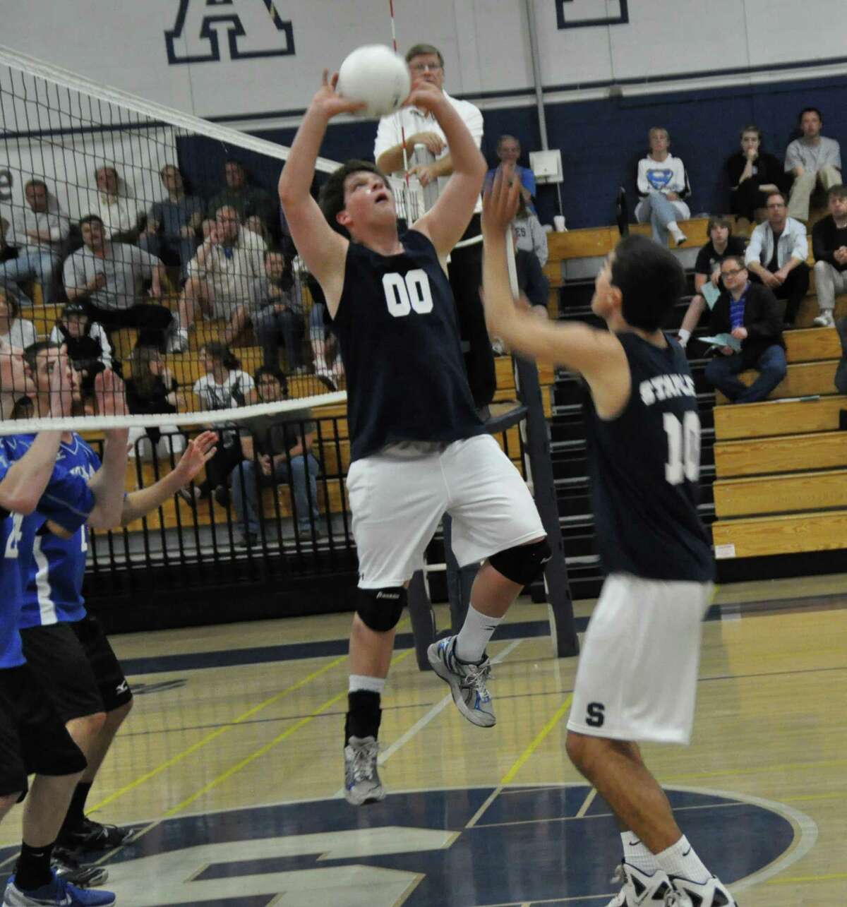 Fishman cousins square off in Staples volleyball's 3-0 win