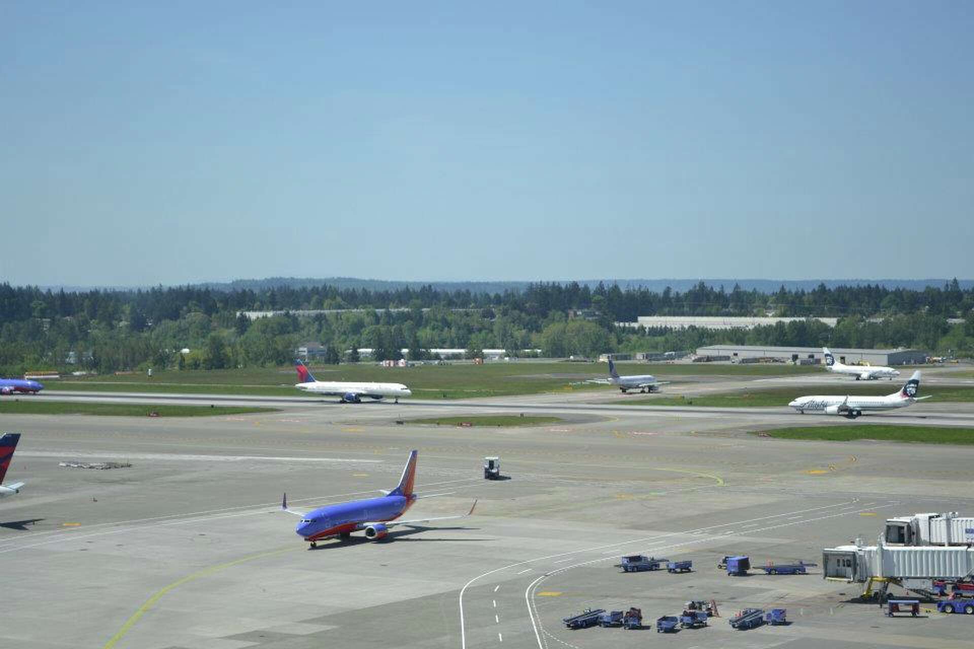 Airplanes head right for each other on Sea-Tac runway