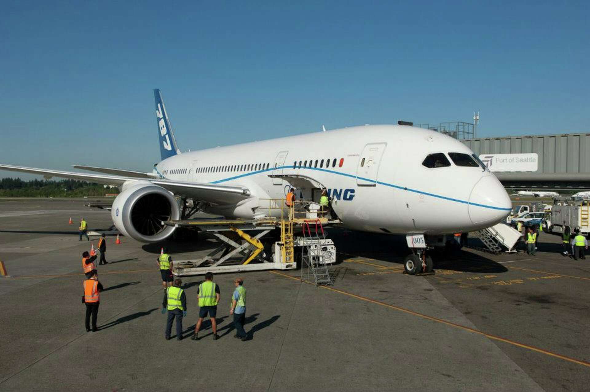 Boeing 787 checks in at Sea-Tac
