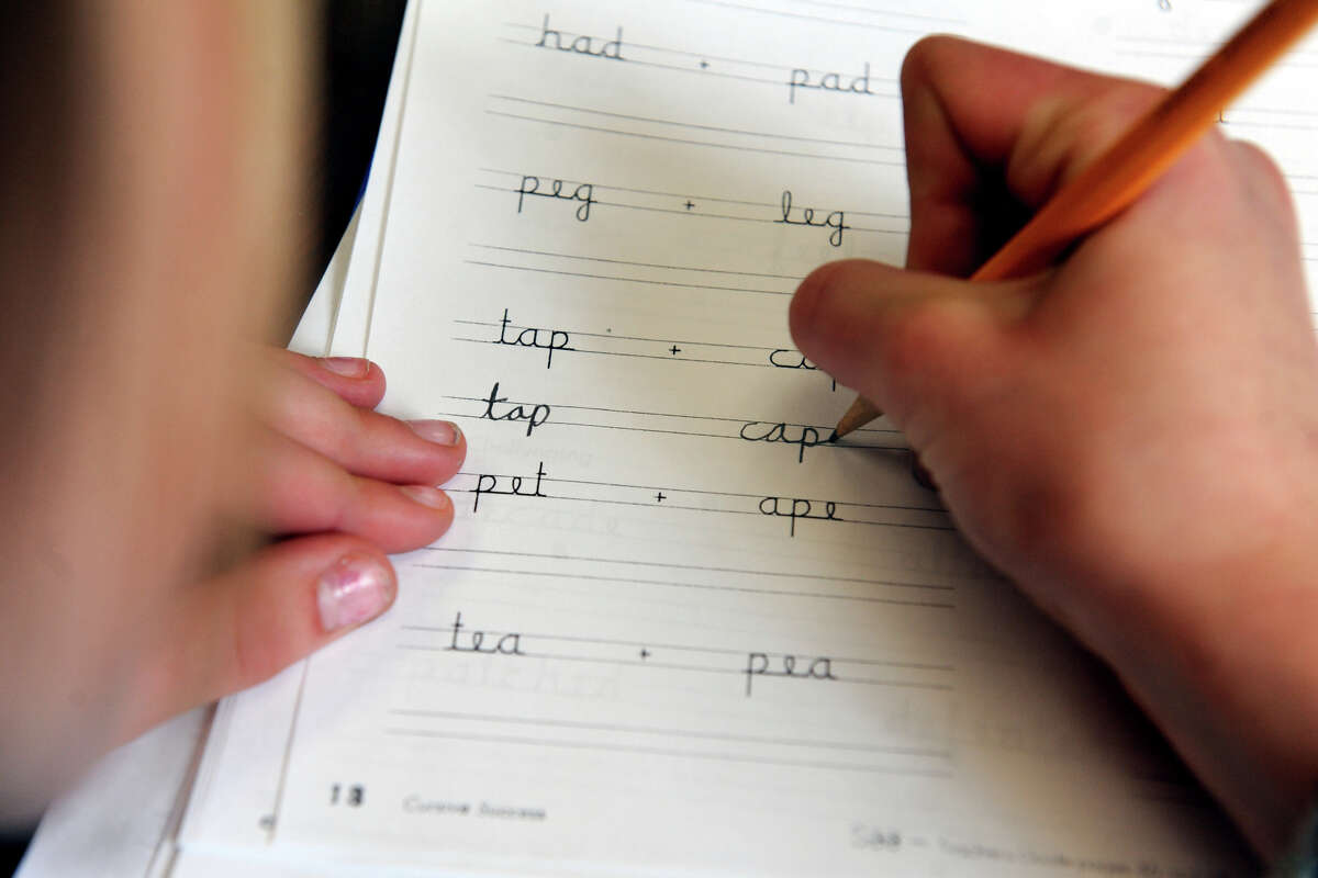 In computer age, teachers finding cursive not in the script