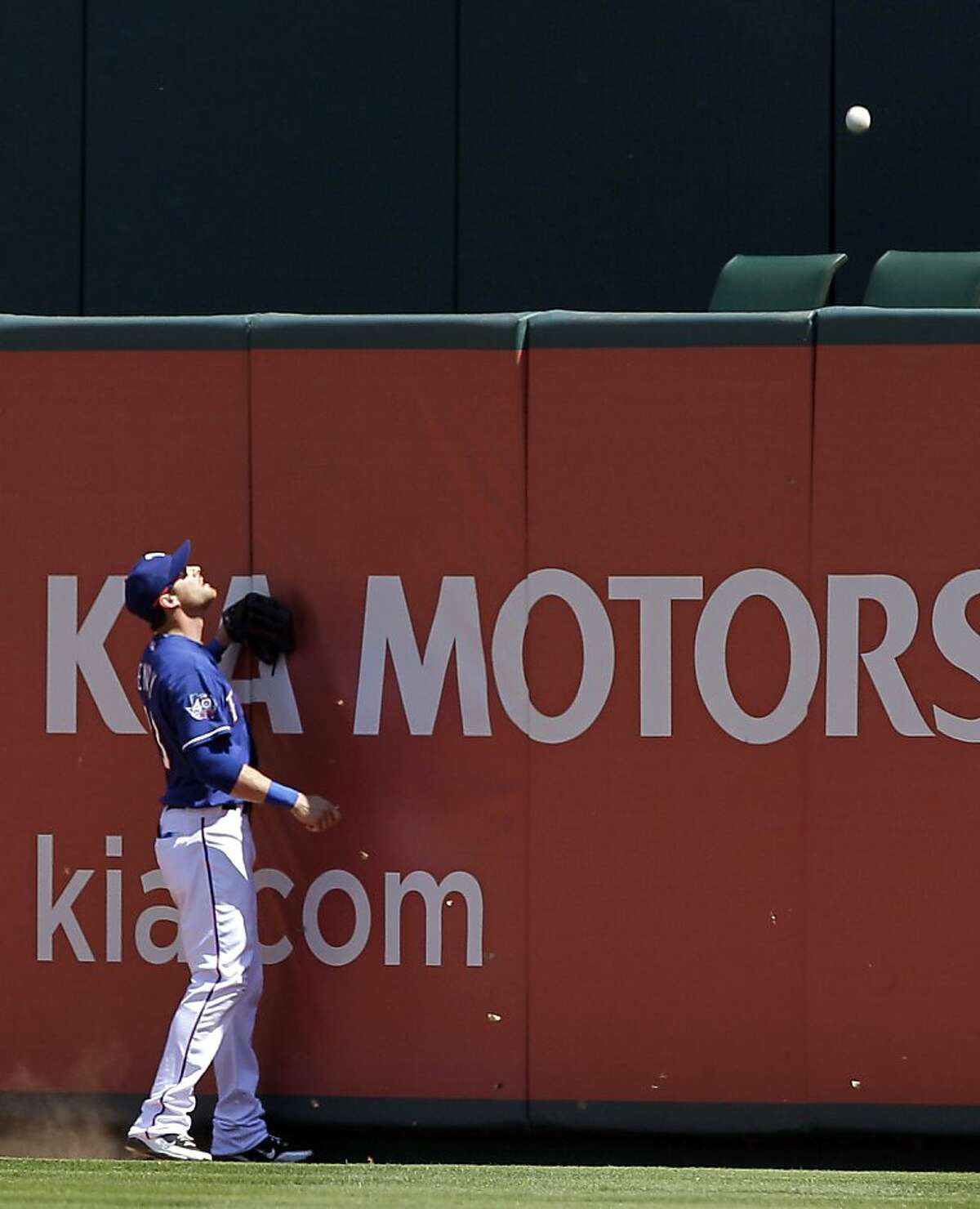 A's fight back, beat Rangers in 10th
