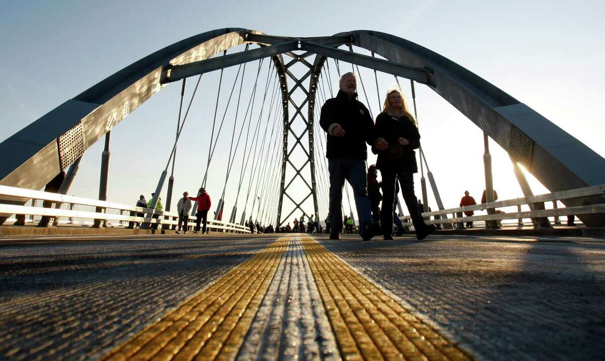 Party to 'open' Champlain Bridge