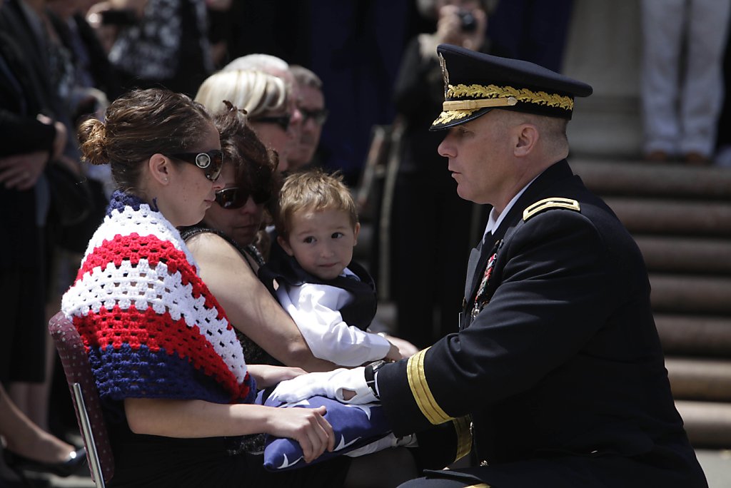 Hundreds mourn fallen soldier in Alameda