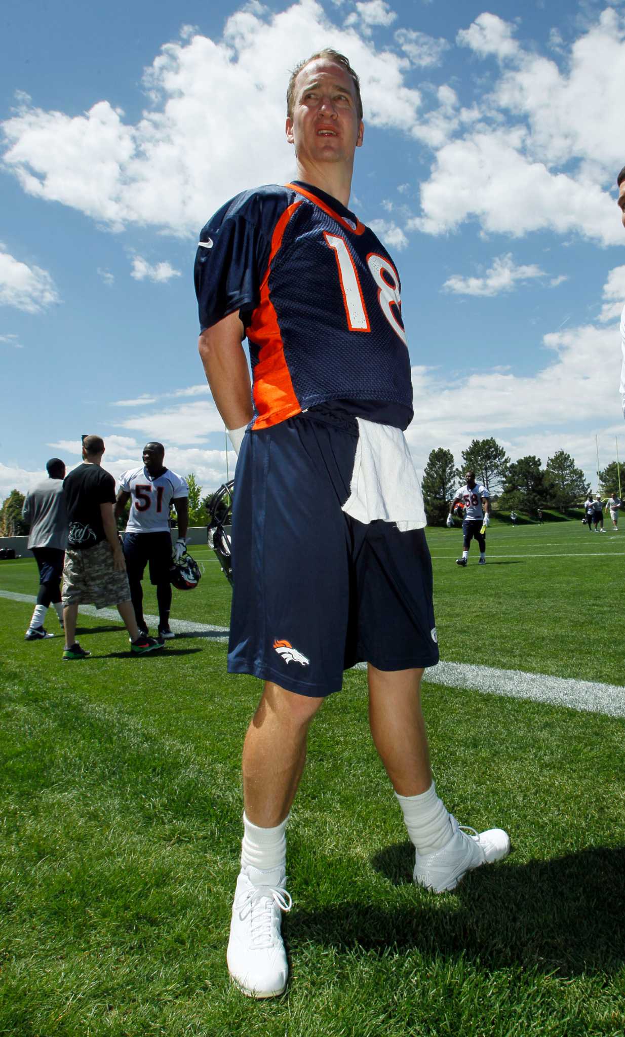 Manning shakes off rust in first Broncos workout