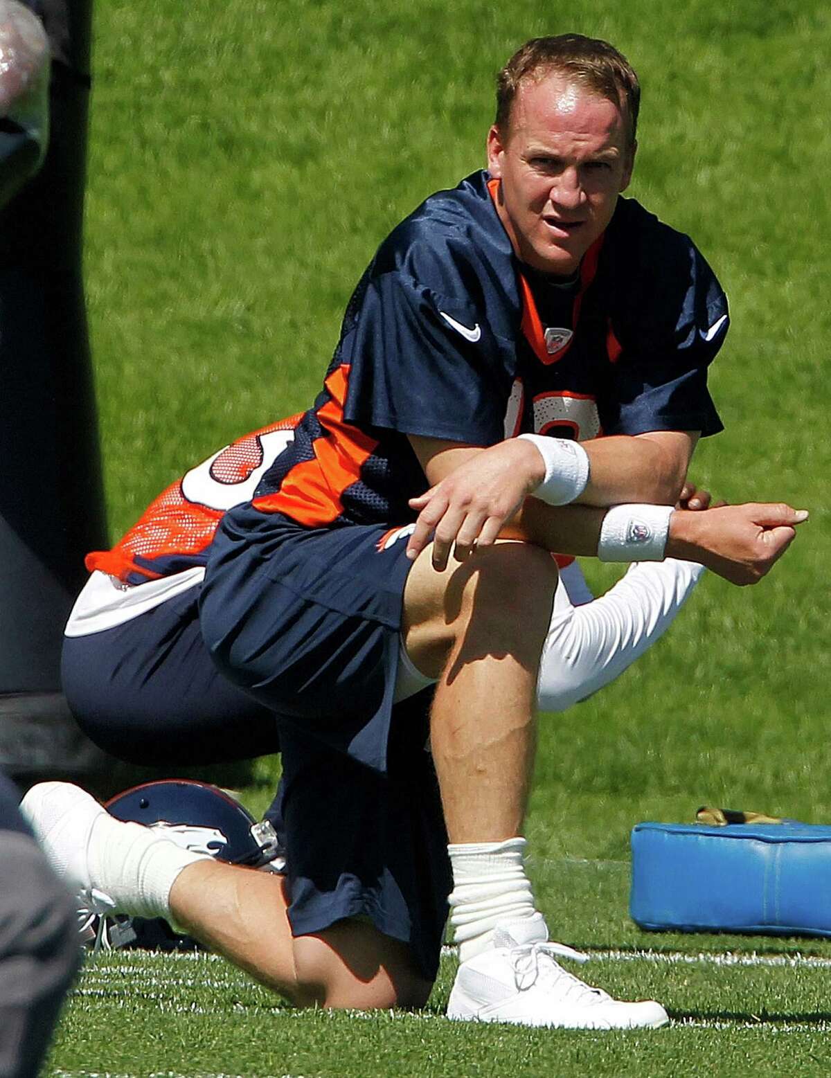 Manning shakes off rust in first Broncos workout