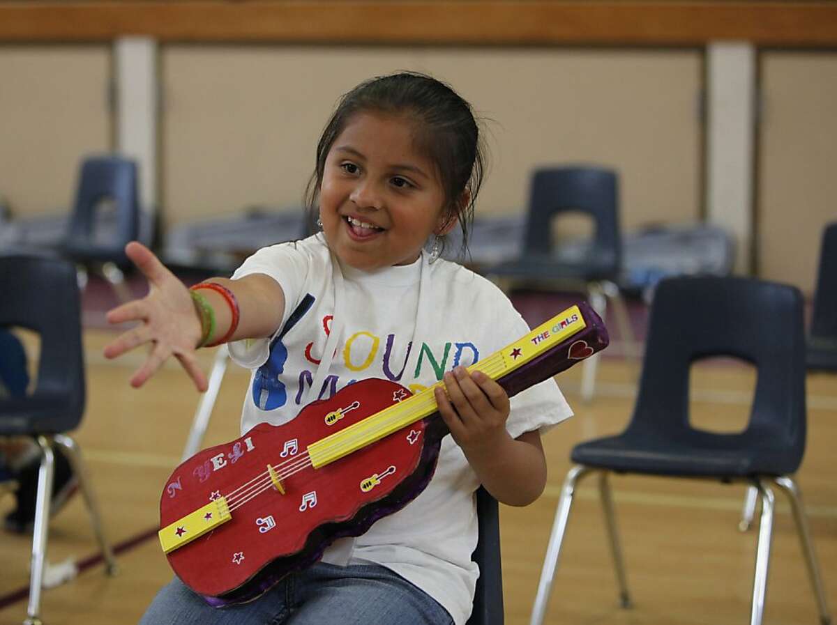 School kids go from cardboard violins to real ones