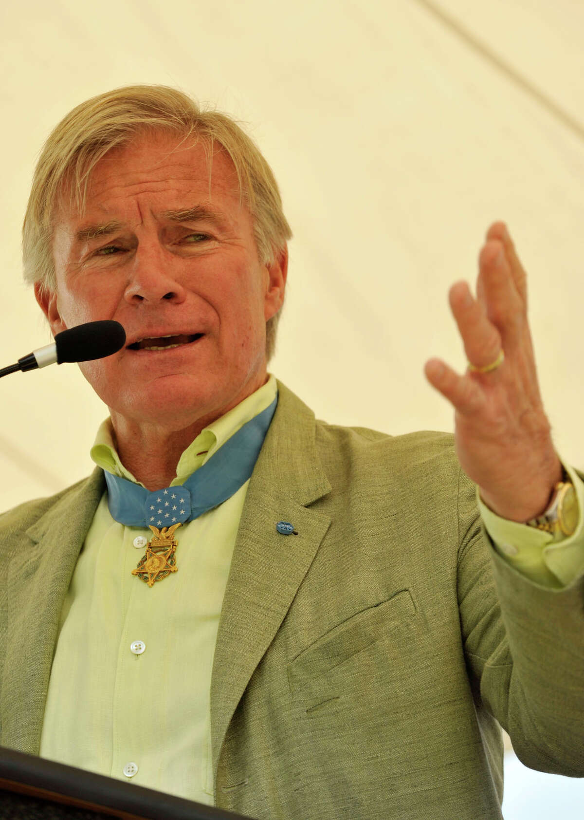 Thousands commemorate Memorial Day in Danbury