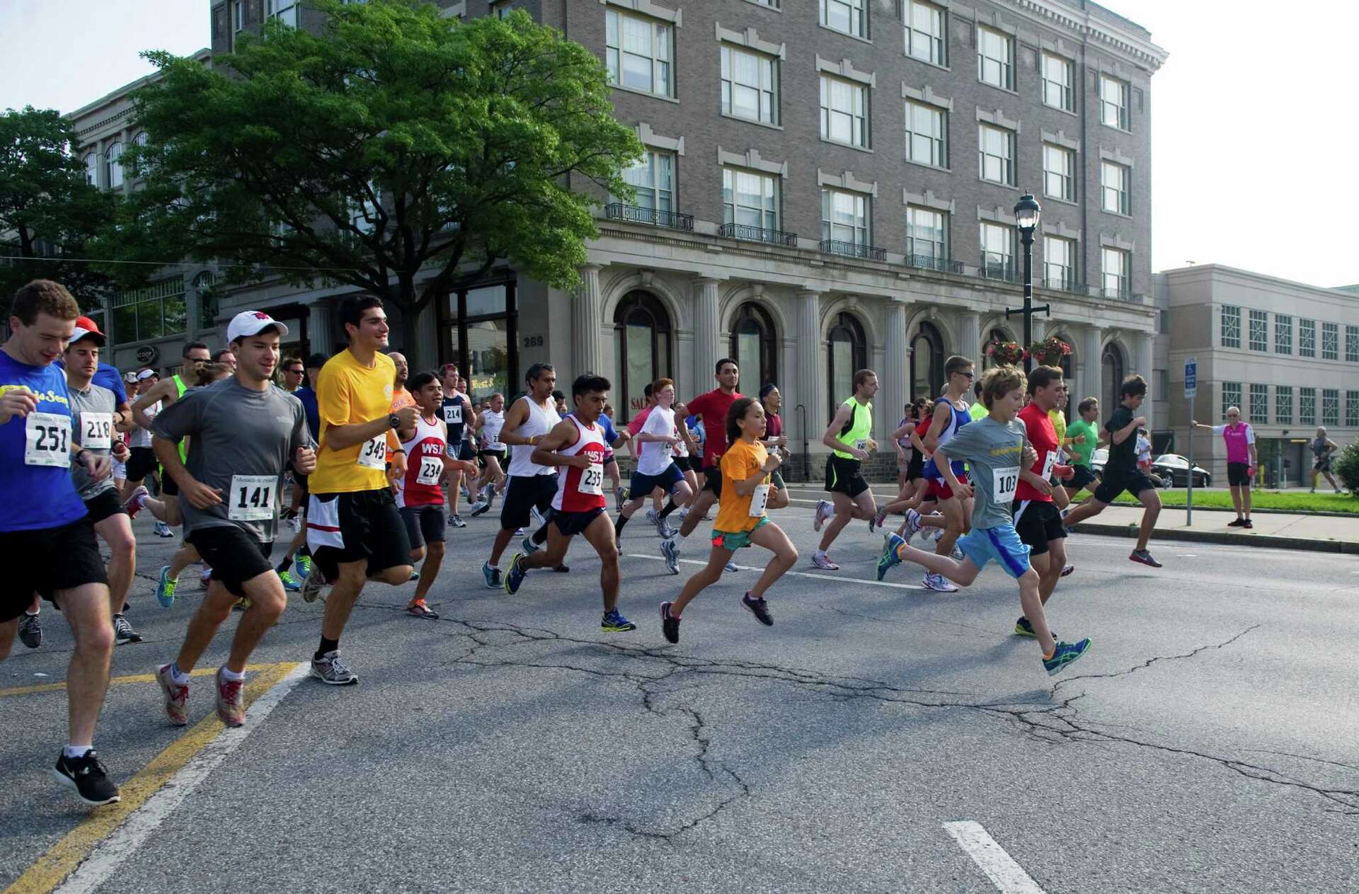 Hundreds of runners turn out for Jim Fixx race; Ariza the overall winner