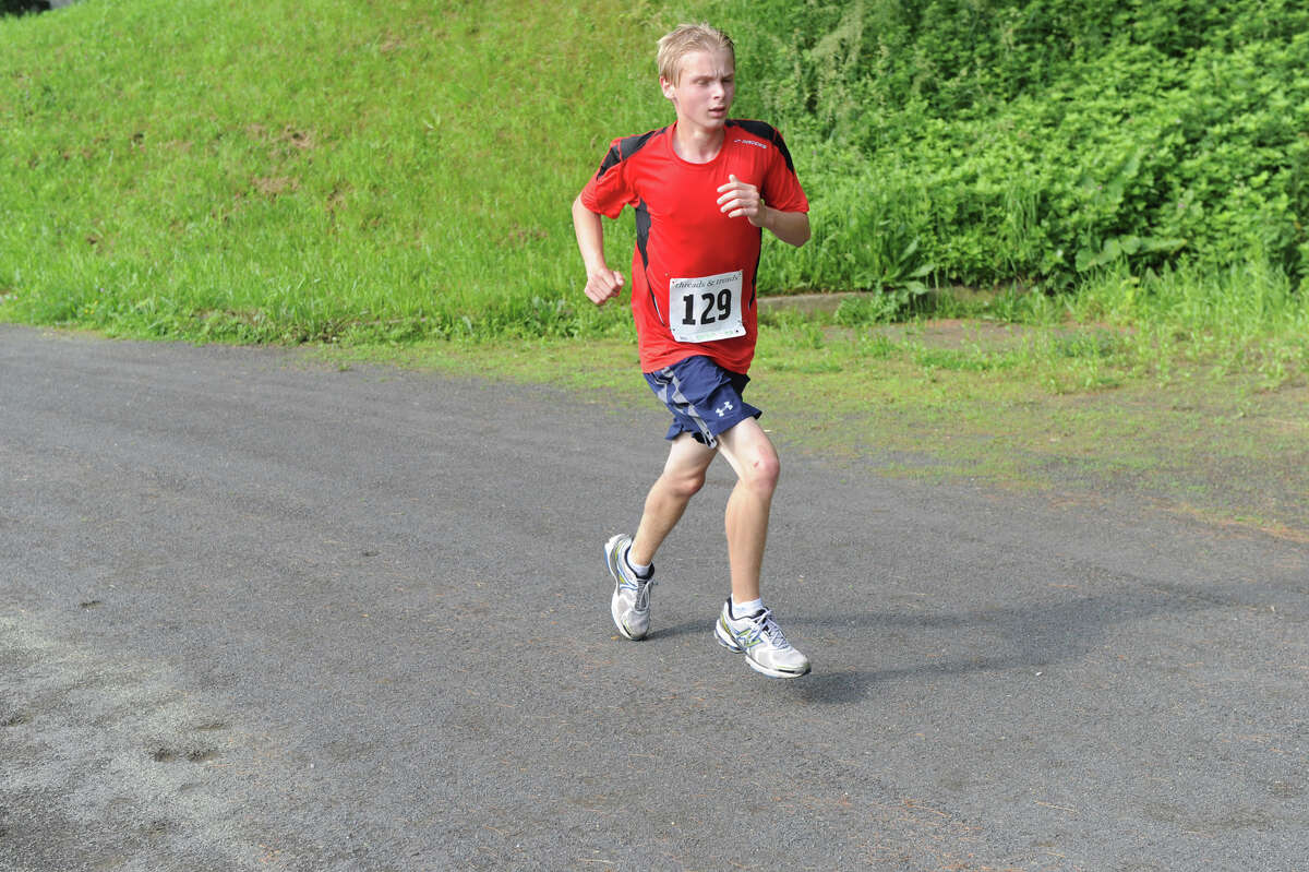 Hundreds of runners turn out for Jim Fixx race; Ariza the overall winner