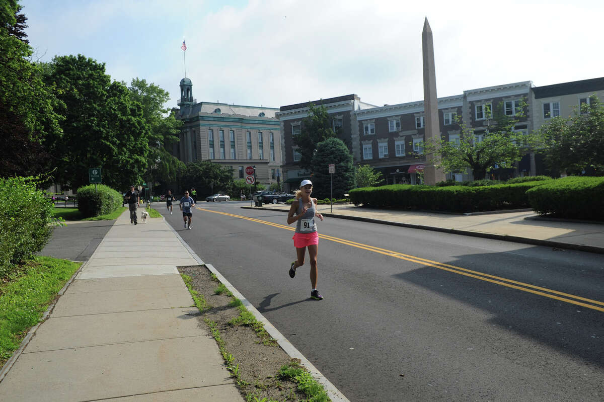 Hundreds of runners turn out for Jim Fixx race; Ariza the overall winner