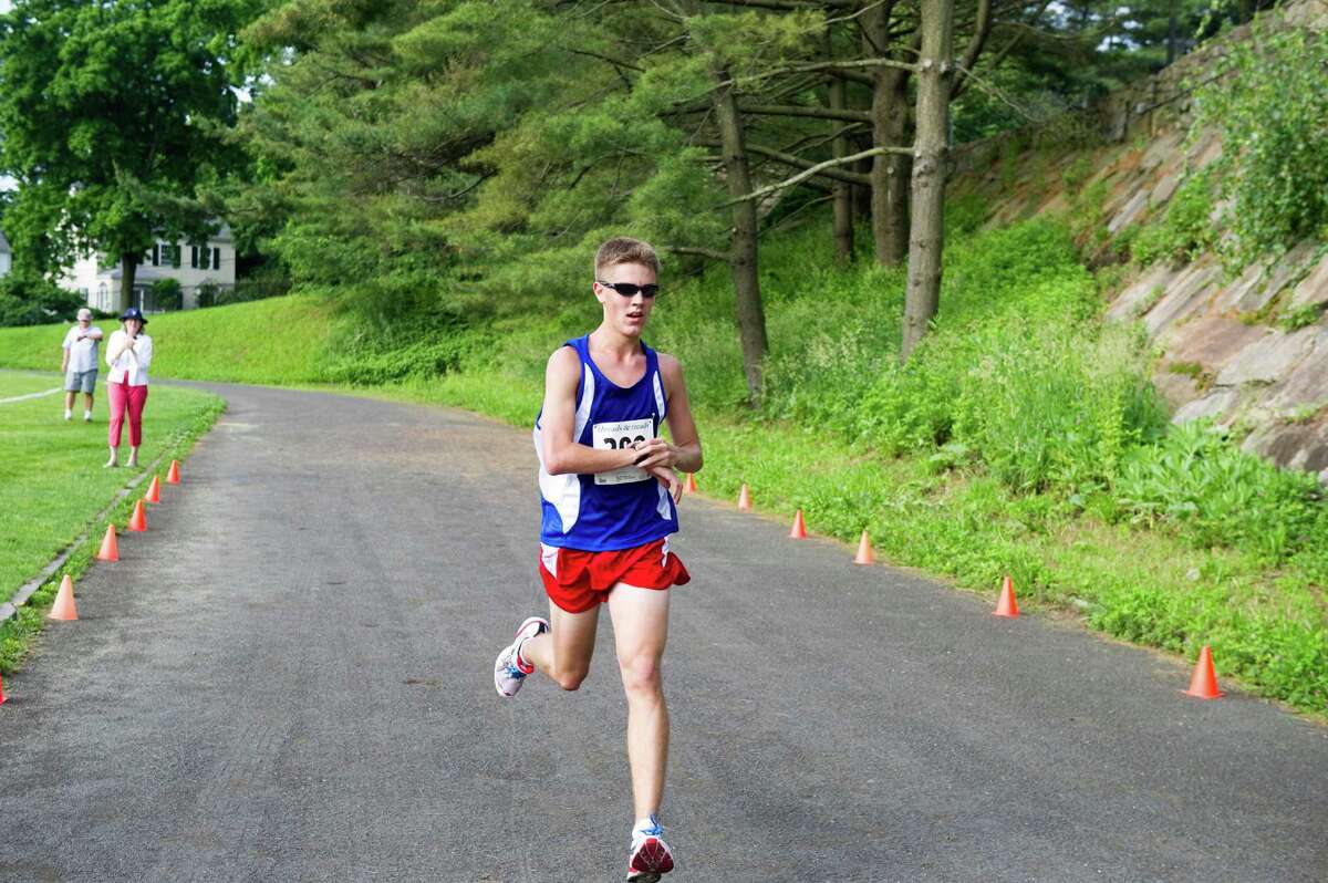 Hundreds of runners turn out for Jim Fixx race; Ariza the overall winner