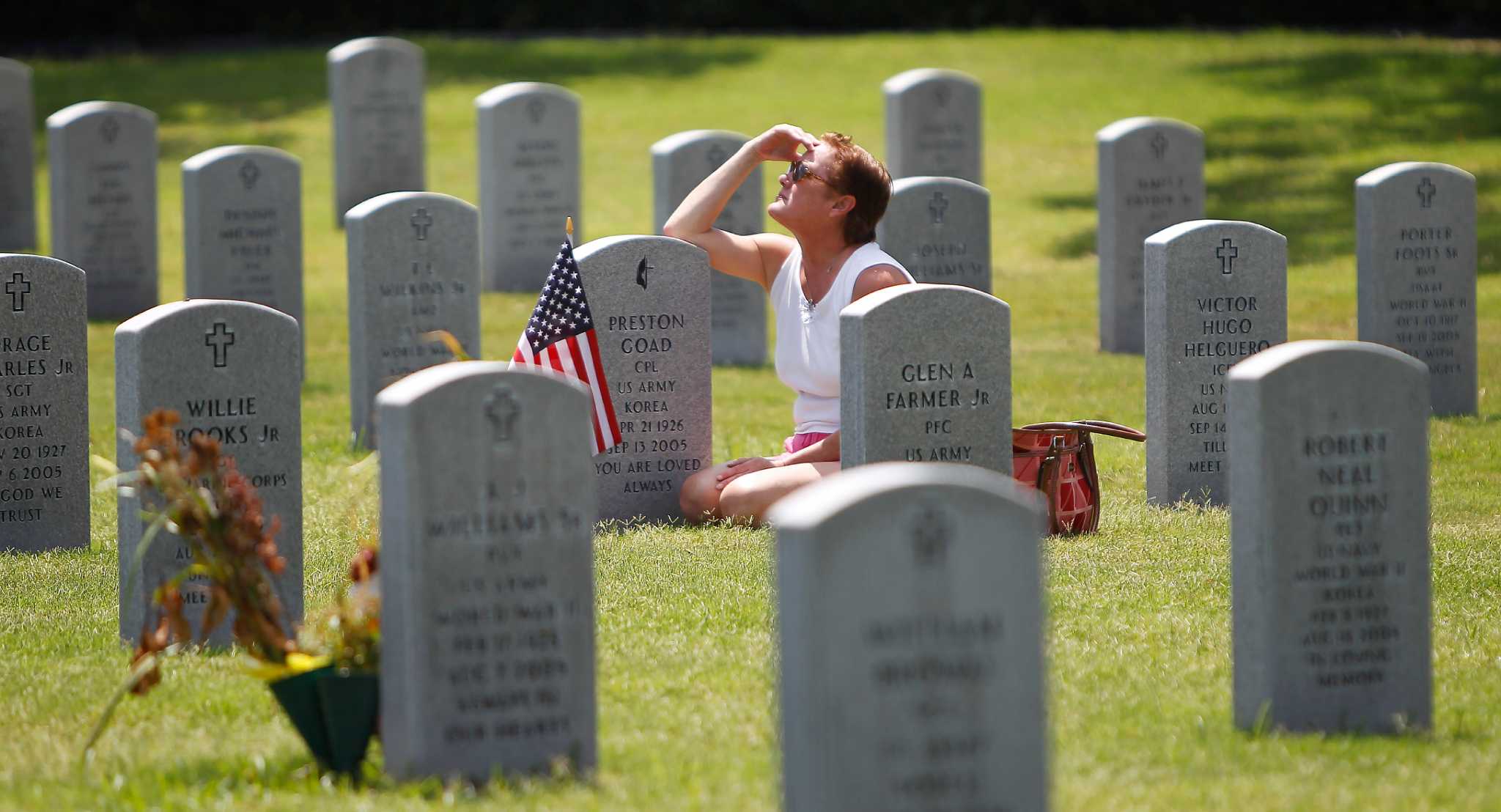 Hundreds pay homage to America's heros