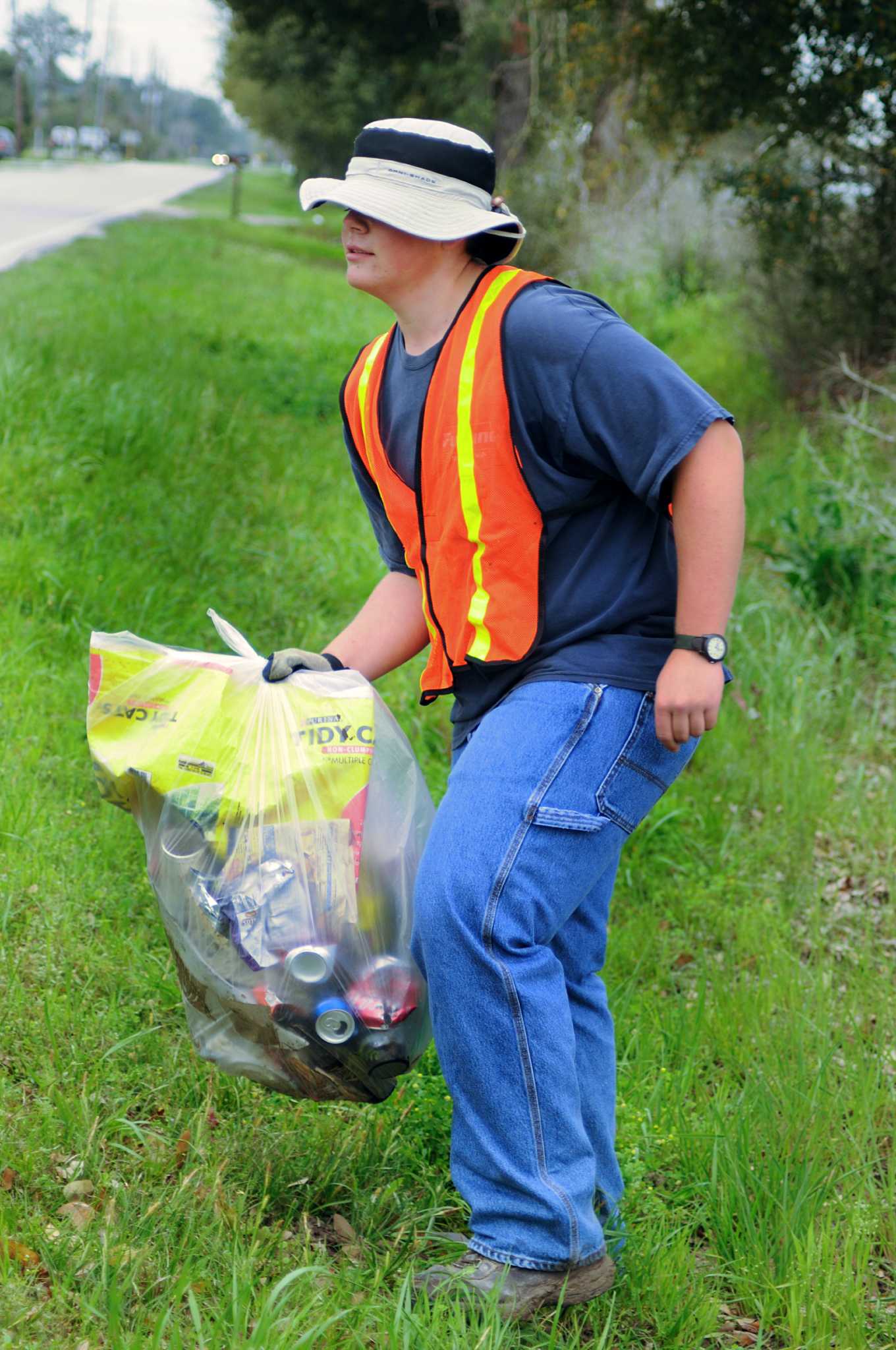 Students help keep roads clean