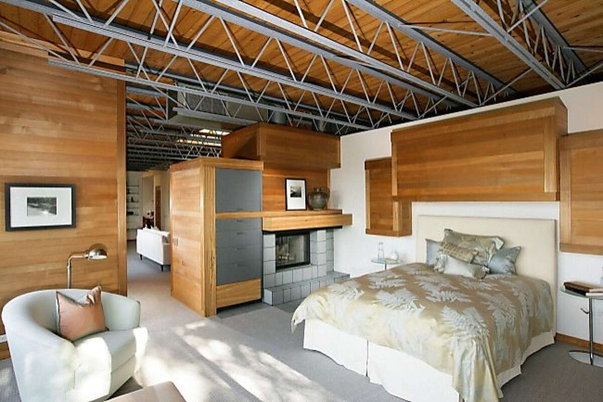 Los Ranchitos home has views of bay, mountains