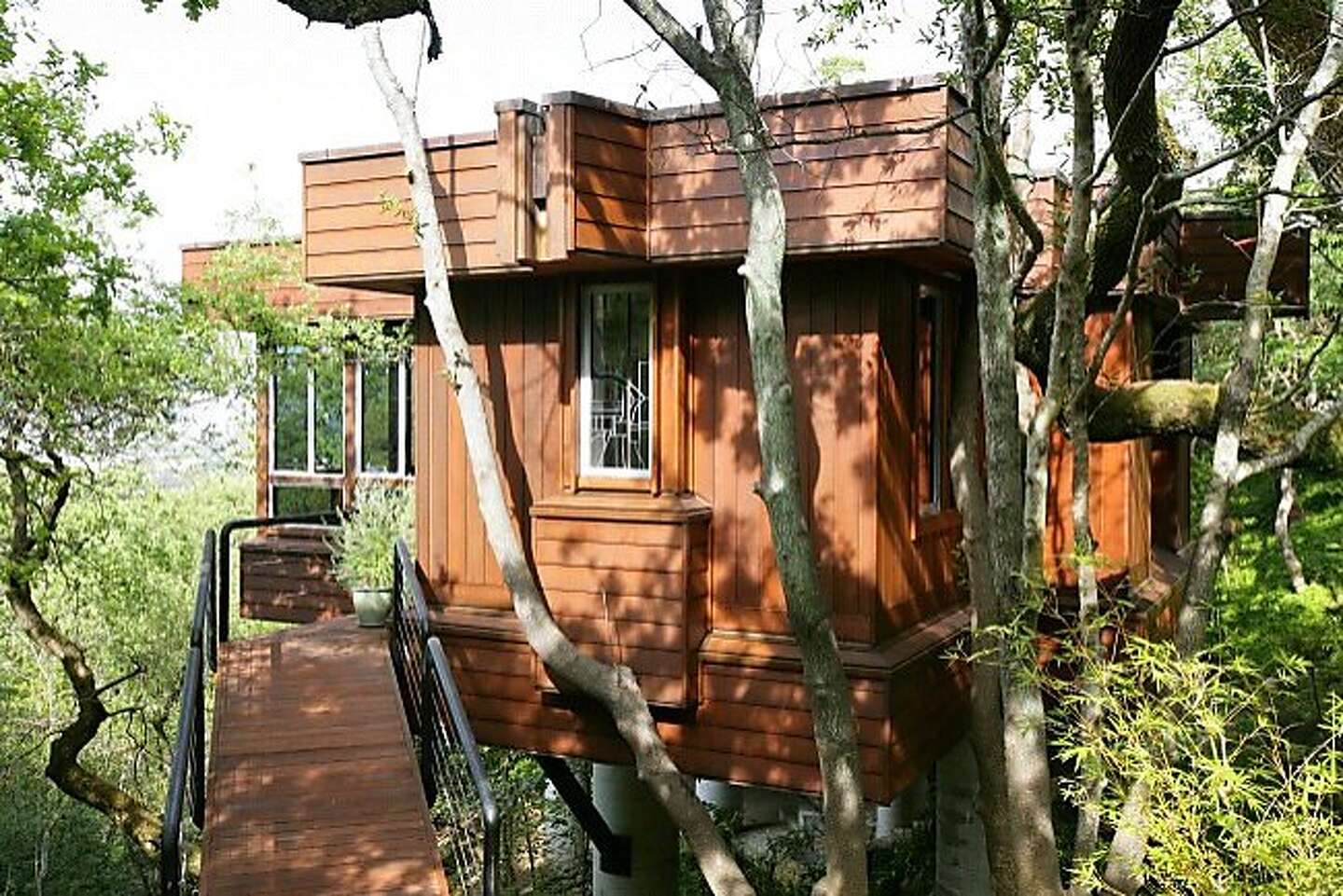 Los Ranchitos home has views of bay, mountains