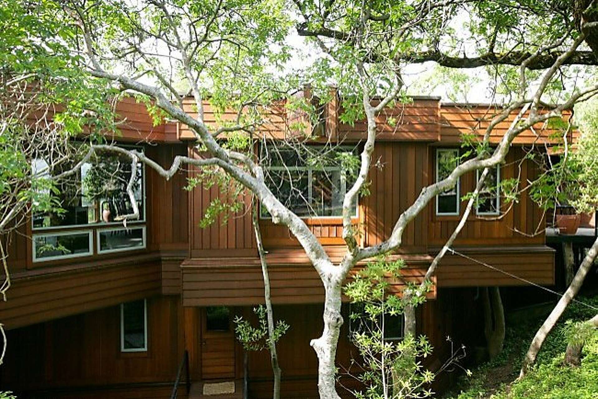 Los Ranchitos home has views of bay, mountains