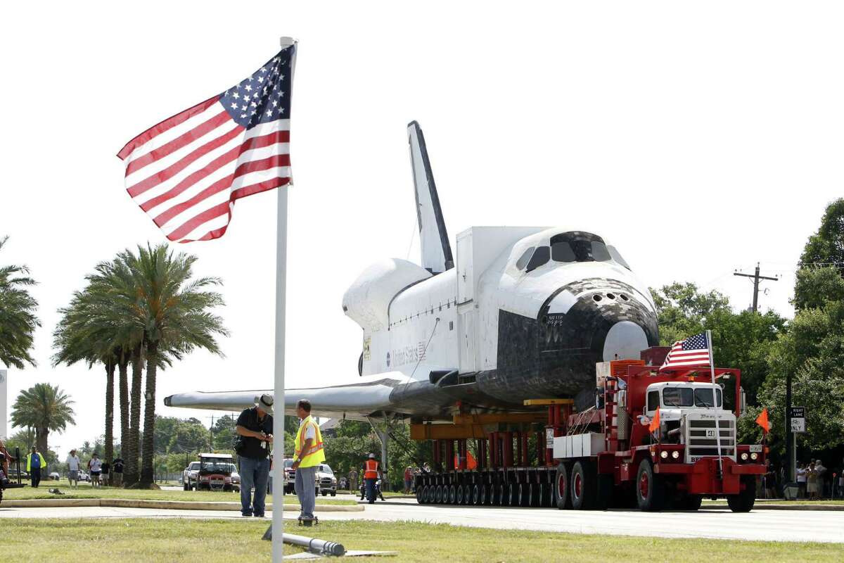 Space Center Houston hoisting shuttle replica onto top of shuttle carrier