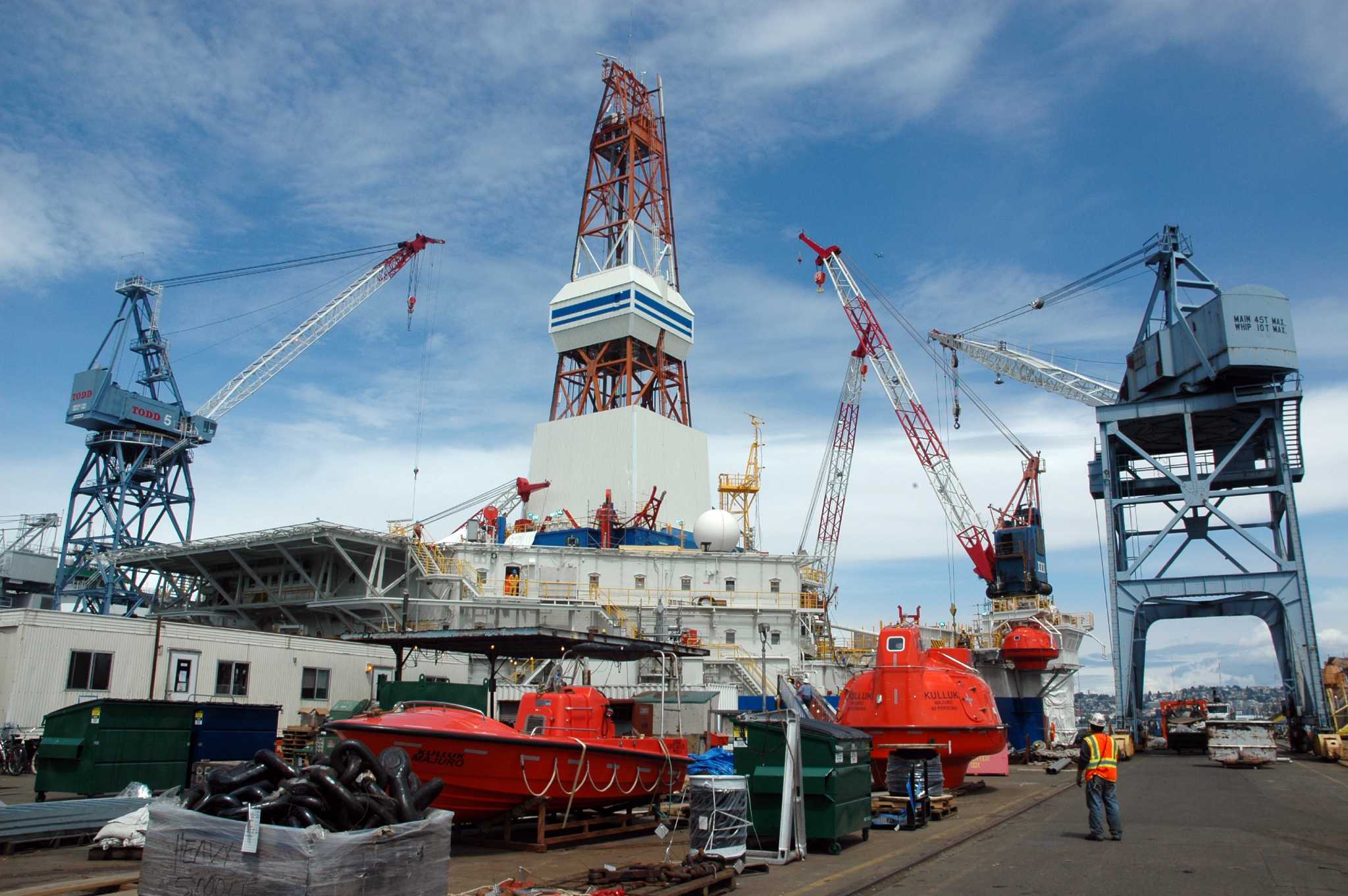 Alaskan officials get a look at Shell's Arctic rigs