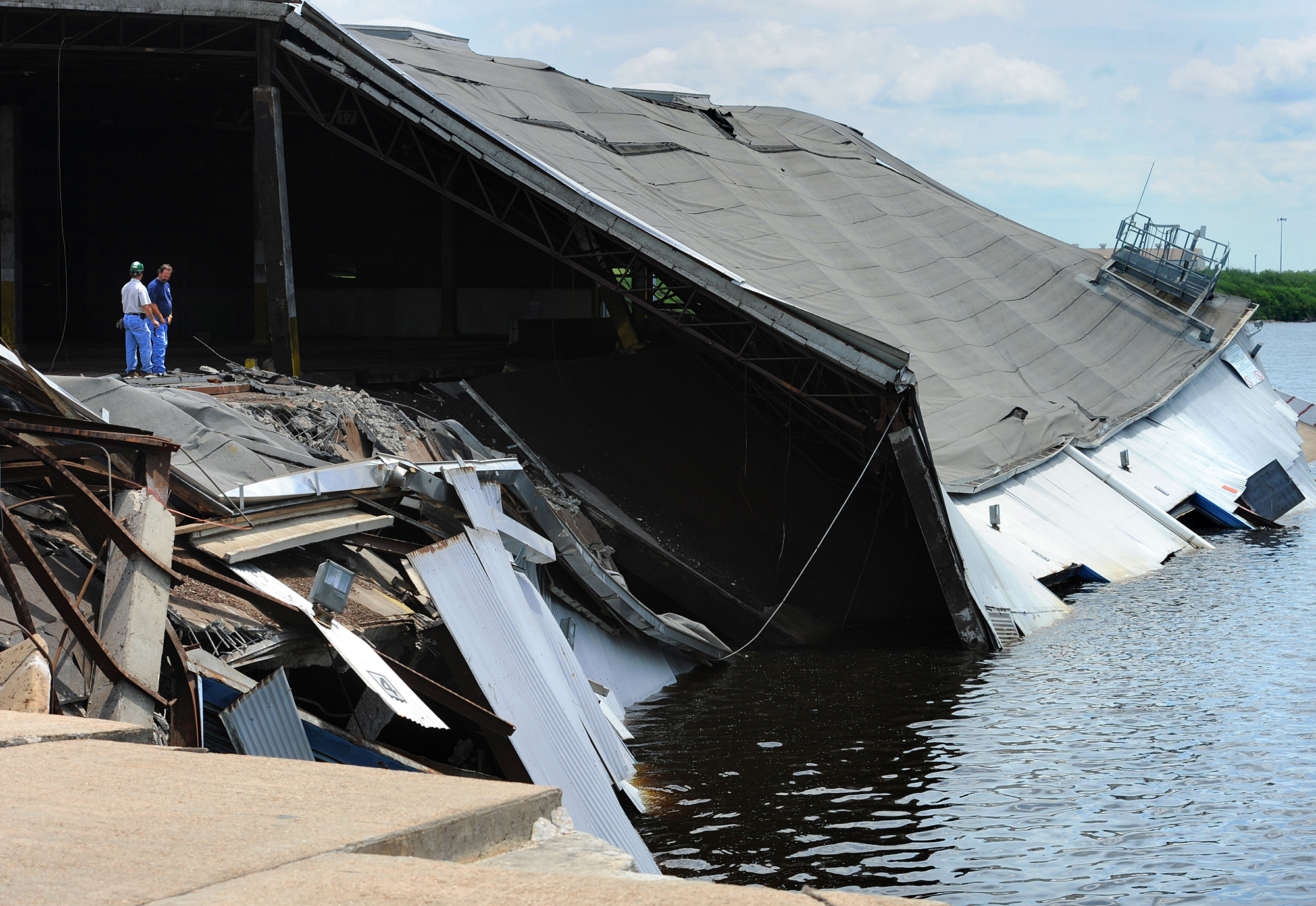 Demolition begins on collapsed port warehouse