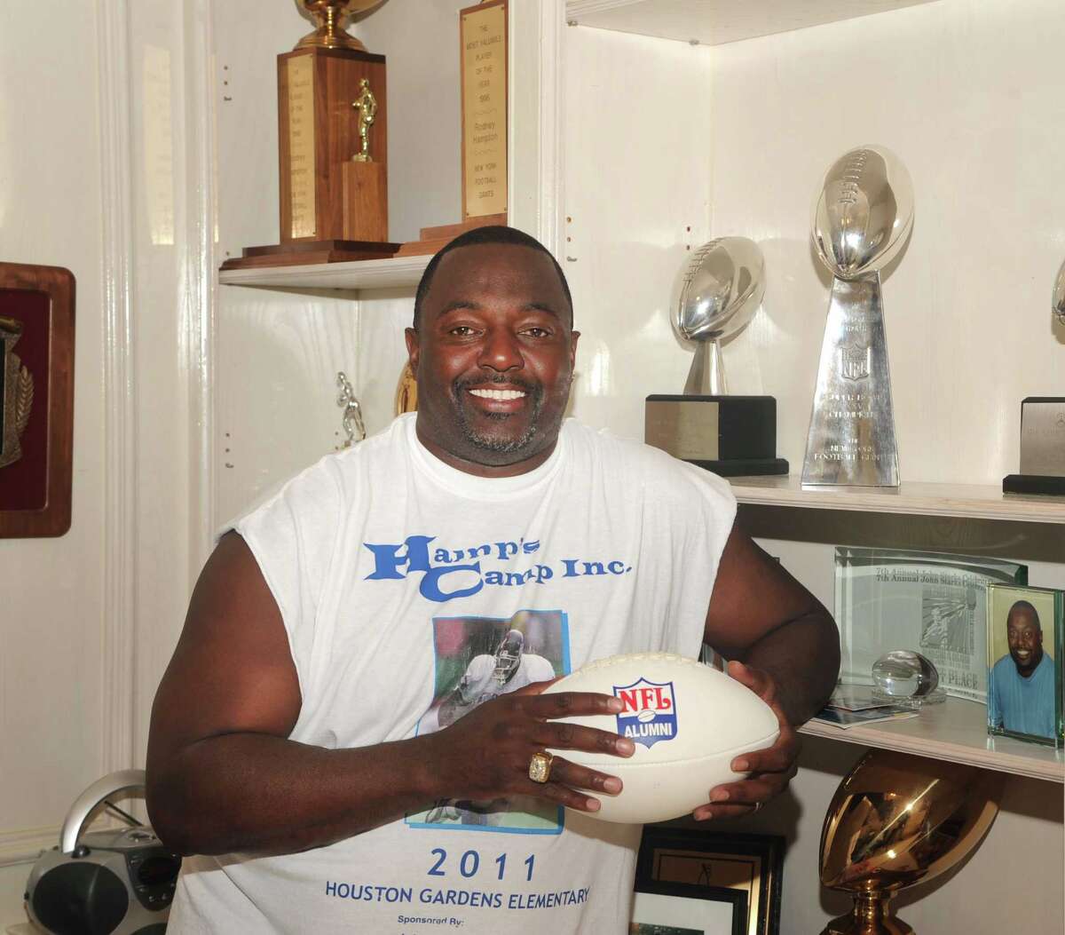 Former NFL player organizes camps for youths