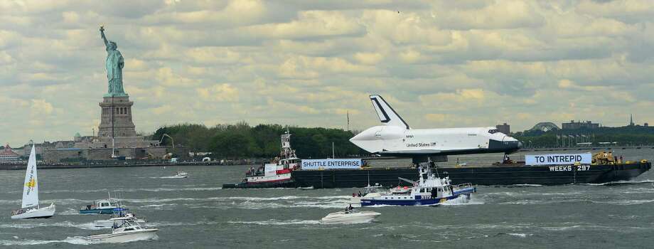 News of the world in photos: Space shuttle comes home - seattlepi.com