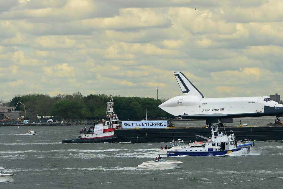 News of the world in photos: Space shuttle comes home