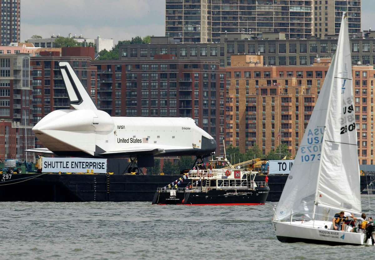 News of the world in photos: Space shuttle comes home