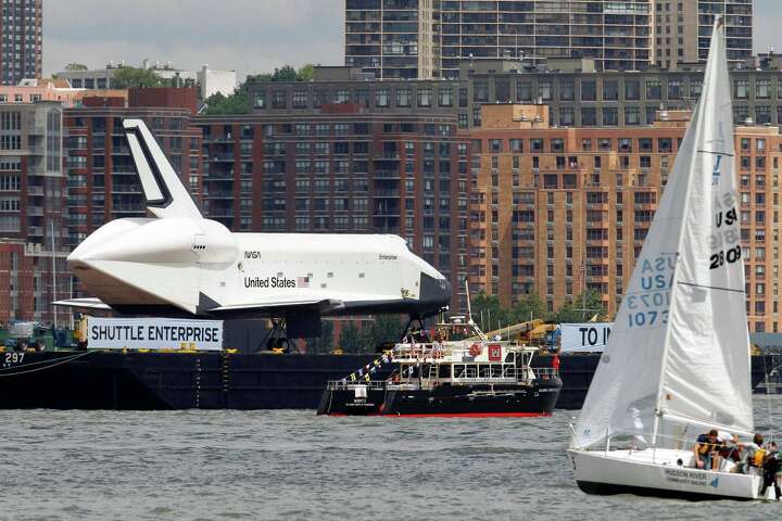 News of the world in photos: Space shuttle comes home