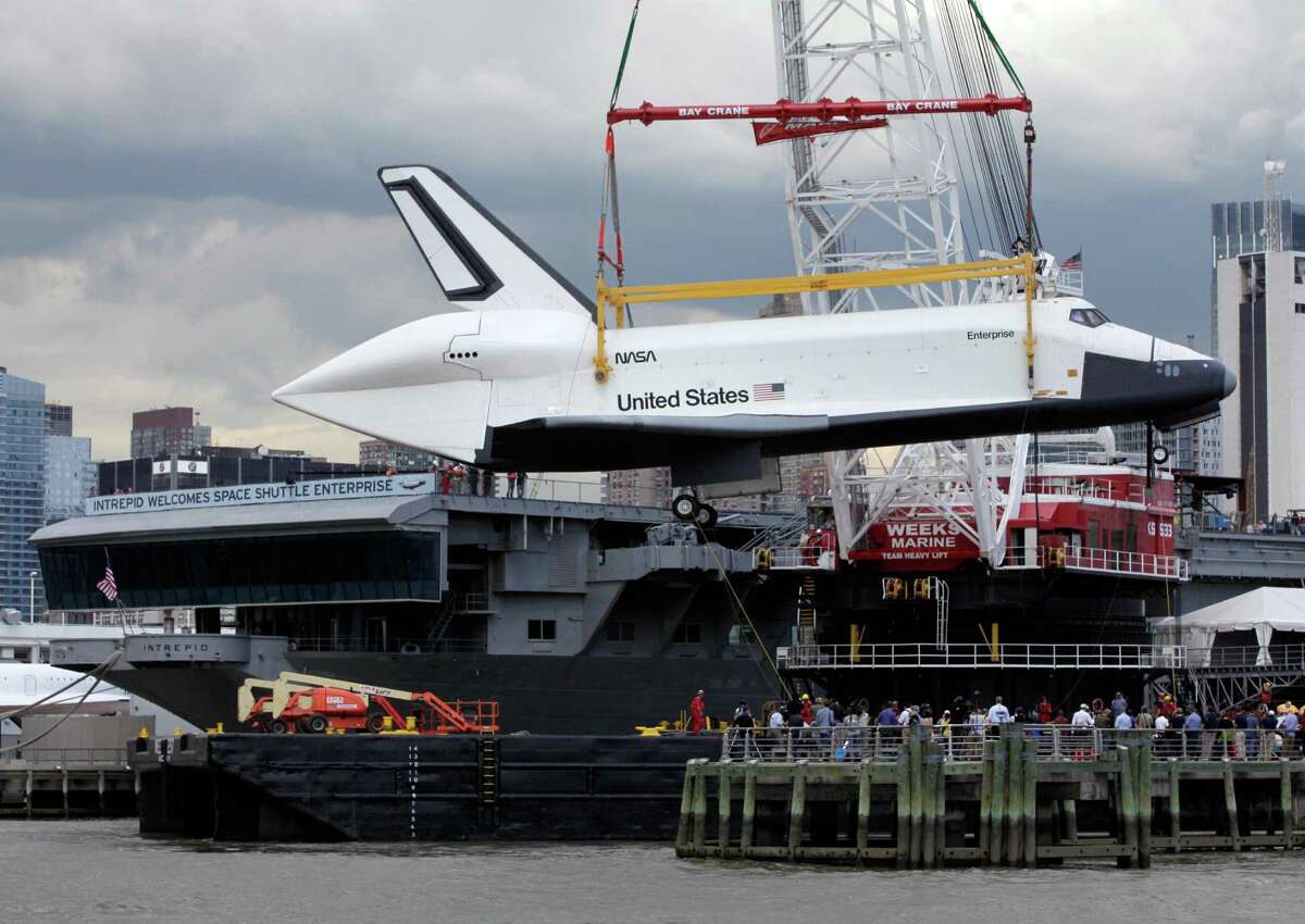 News of the world in photos: Space shuttle comes home