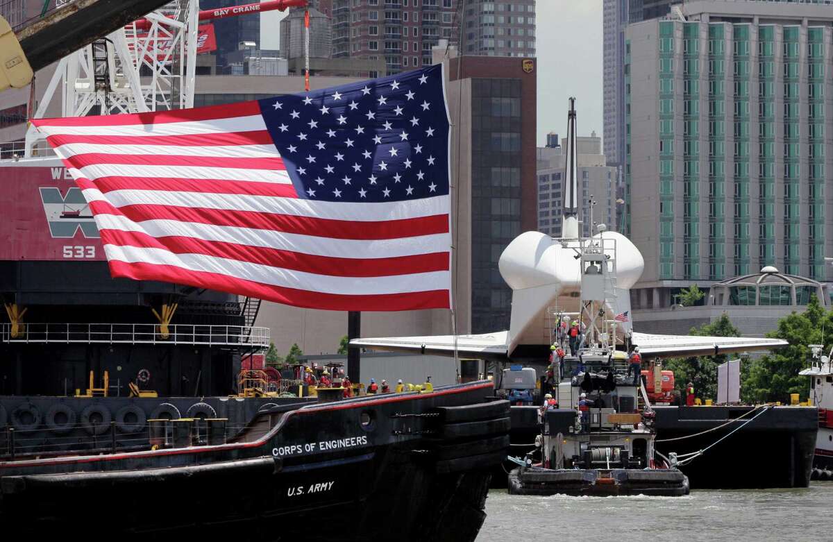 Space shuttle Enterprise arrives at Manhattan home