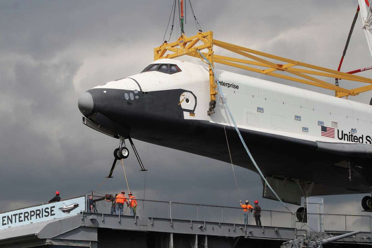 Space shuttle Enterprise arrives at Manhattan home