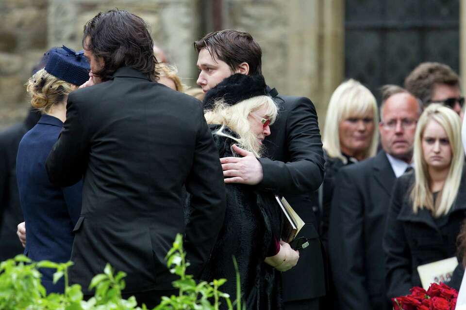 A Son’s Final Goodbye: RJ Gibb Reveals What He Whispered to Robin Gibb ...