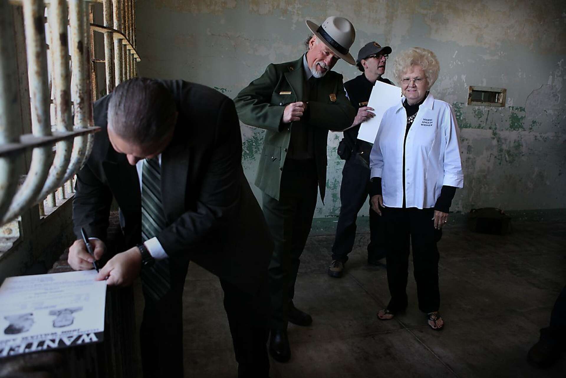 Alcatraz escapees' family convinced brothers alive