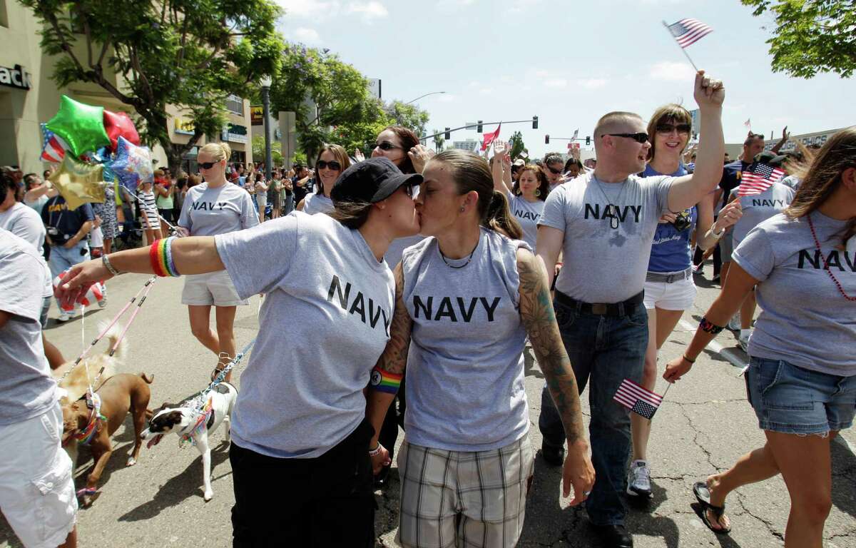 Panetta salutes gays in military