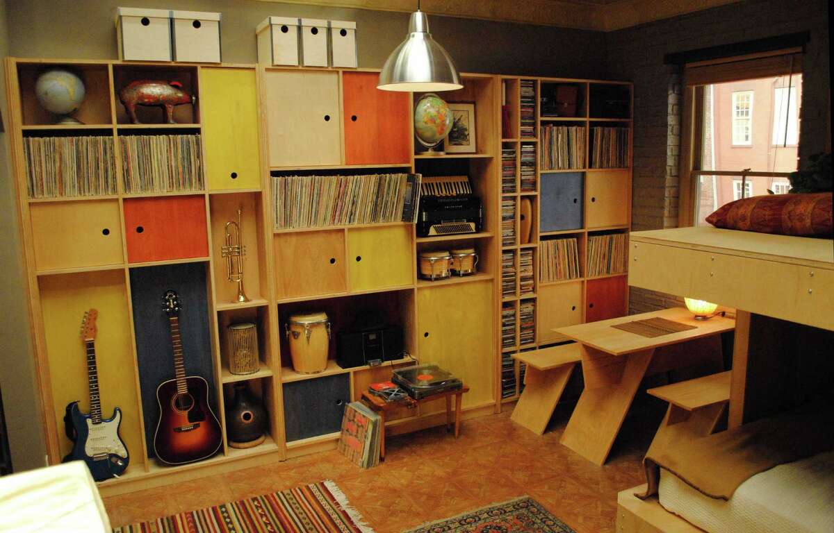 Man's room steals the show on 'Girls'