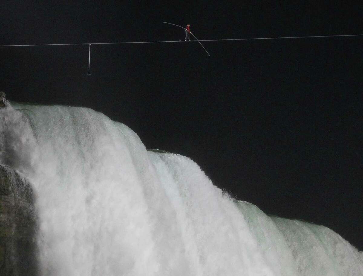 Tethered Wallenda walks wire across Niagara Falls