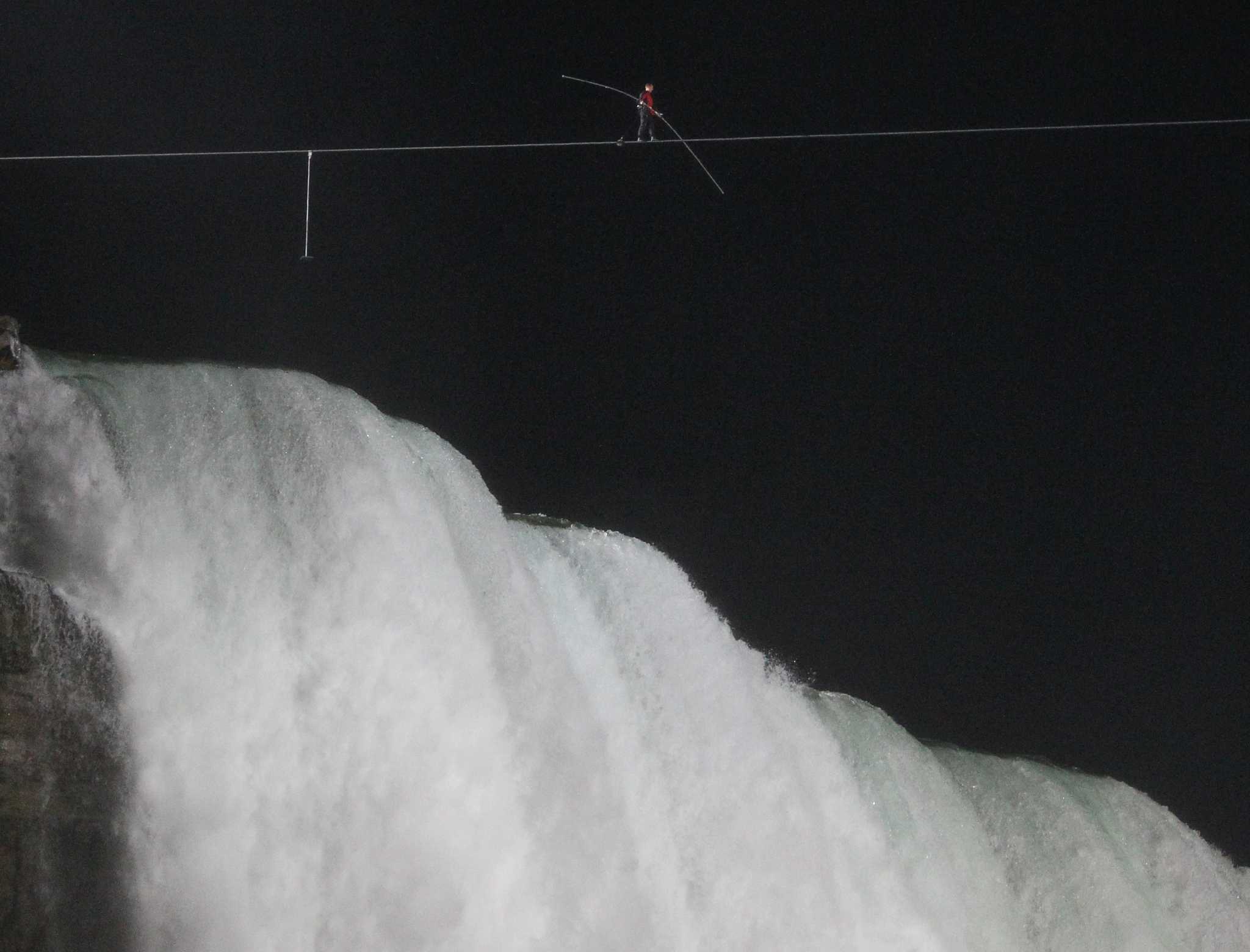 Tethered Wallenda walks wire across Niagara Falls