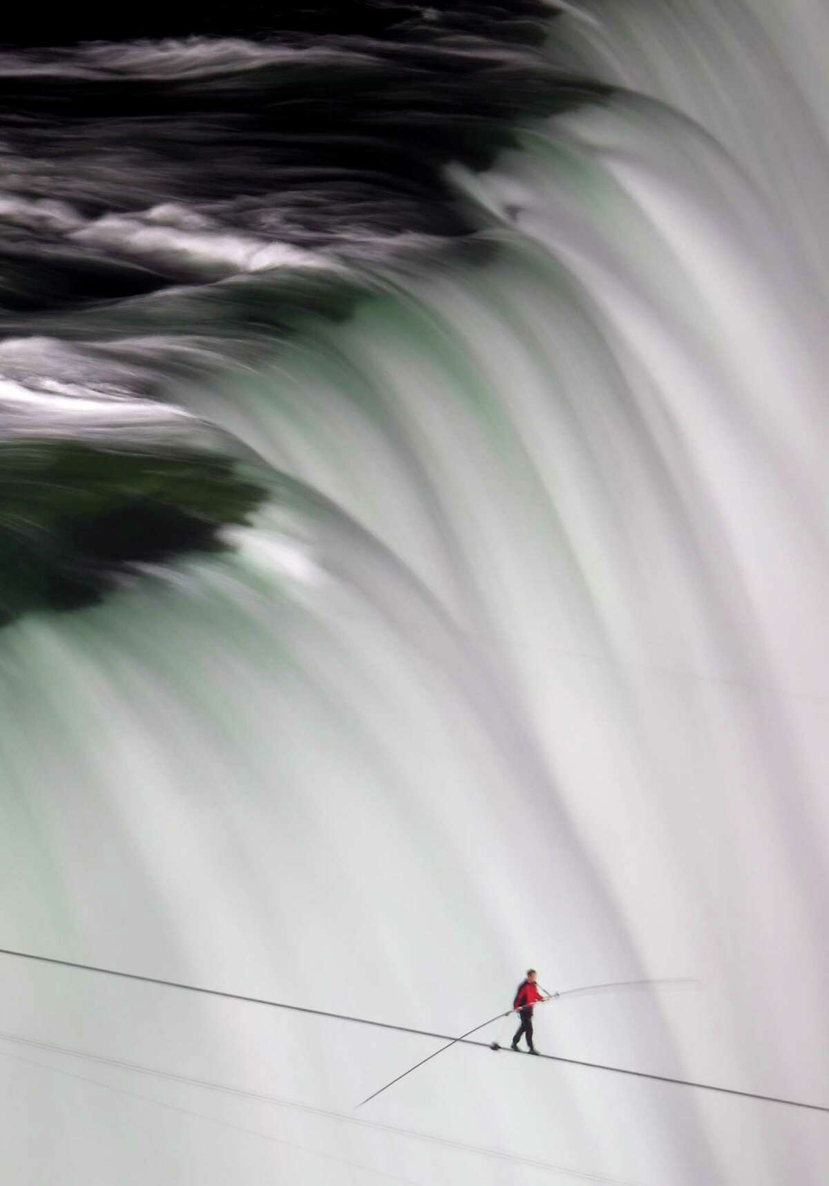 Tethered Wallenda walks wire across Niagara Falls