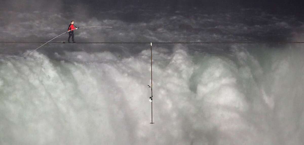 Nik Wallenda walks tightrope over Niagara Falls