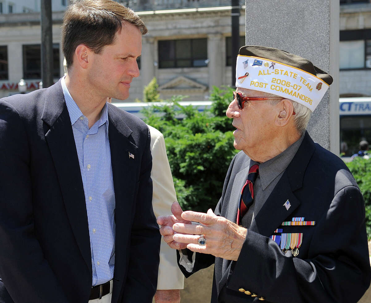 Himes delivers medals to Stamford veterans