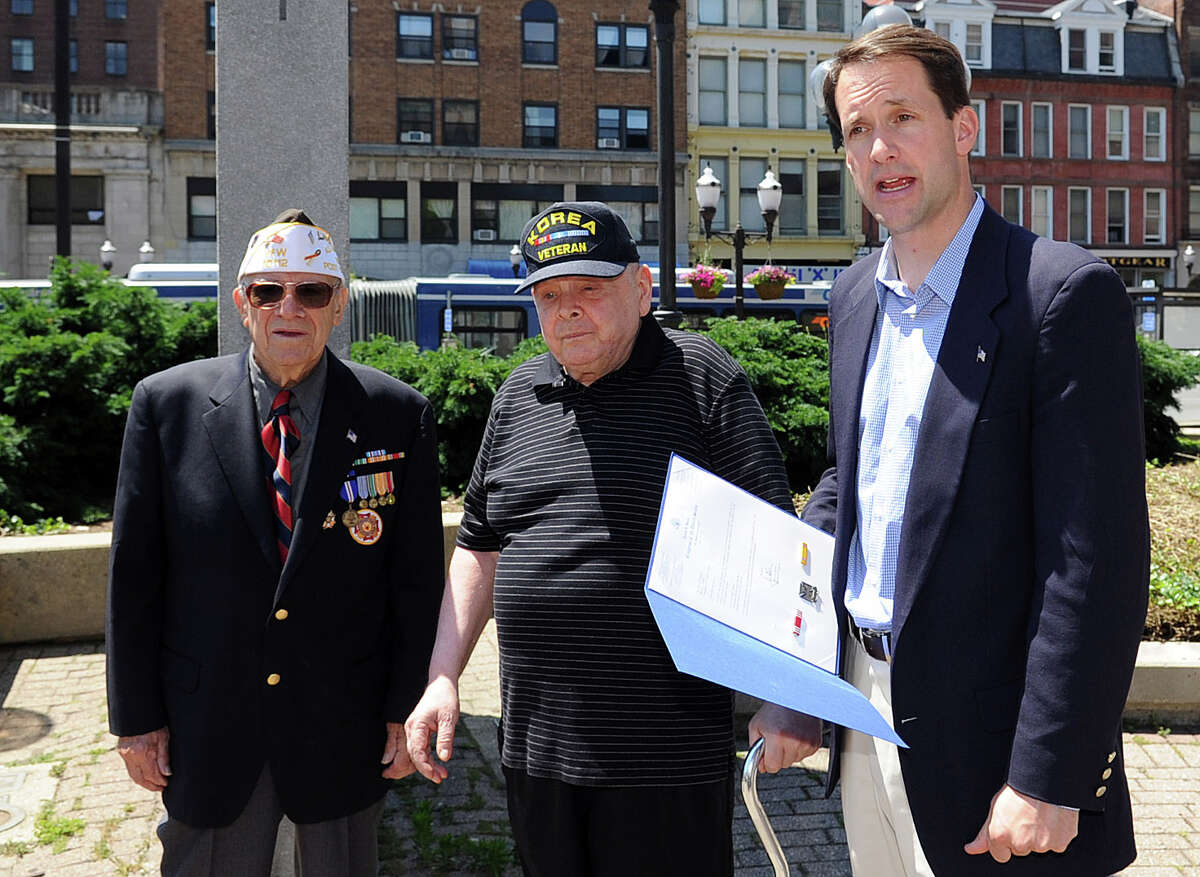 Himes delivers medals to Stamford veterans