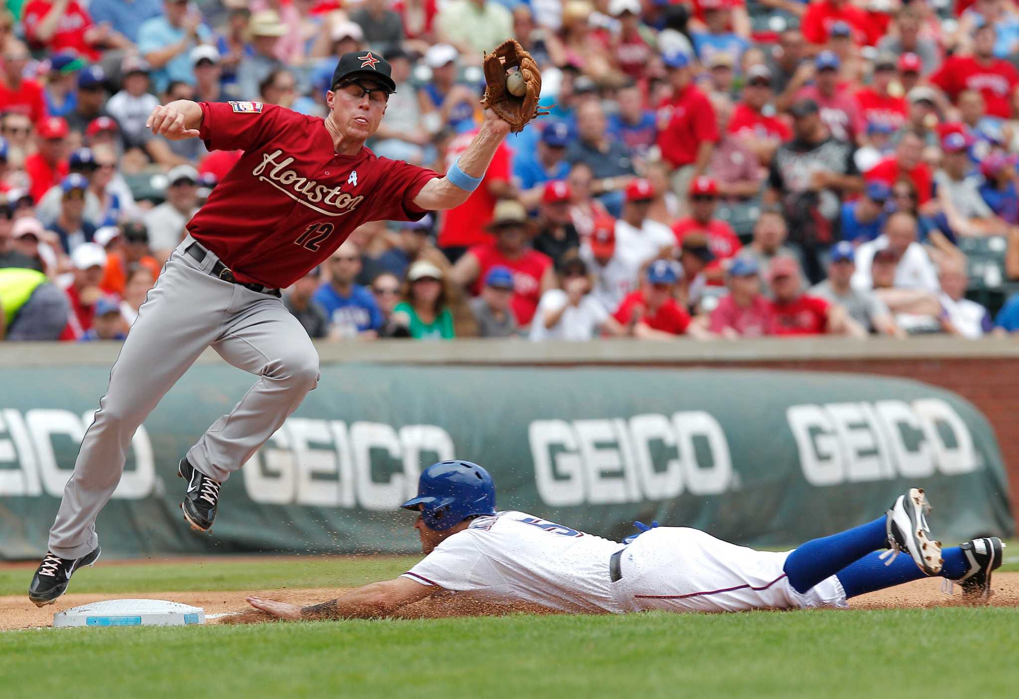 Big inning helps Rangers sweep Astros