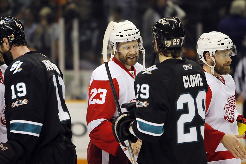 Brad Stuart takes pay cut to return to Sharks