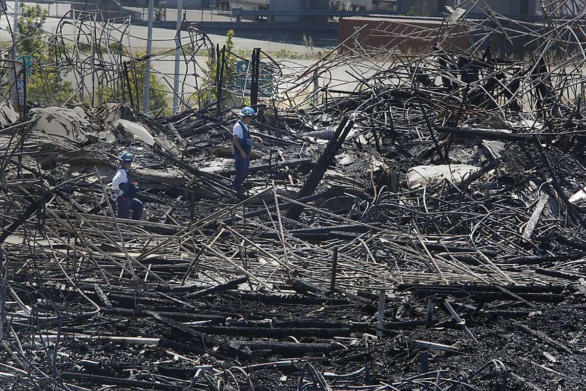 Oakland: Elite team searches for clues to big fire