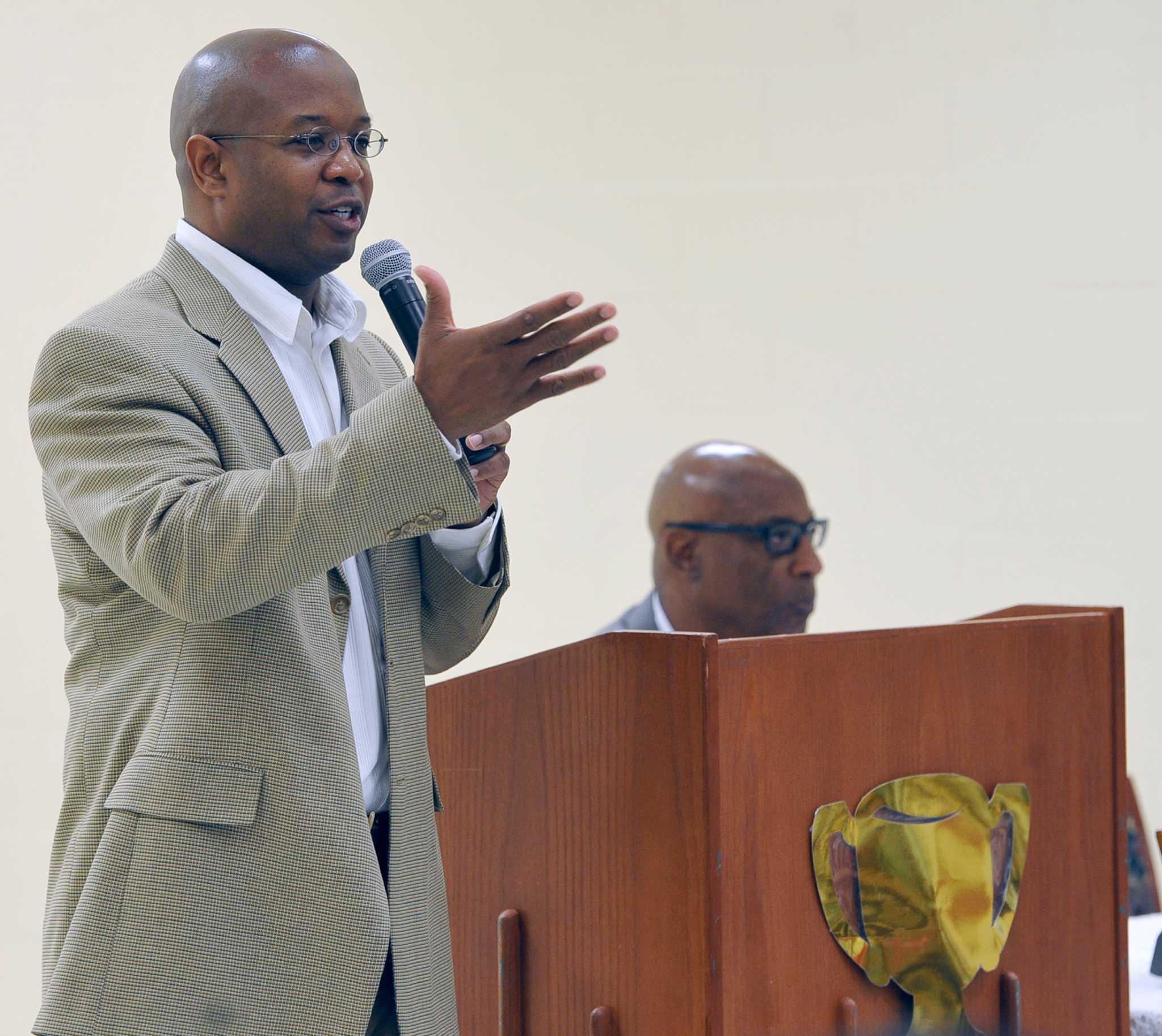 Chargois: Focused on kids and not 'distracted' by contract controversy