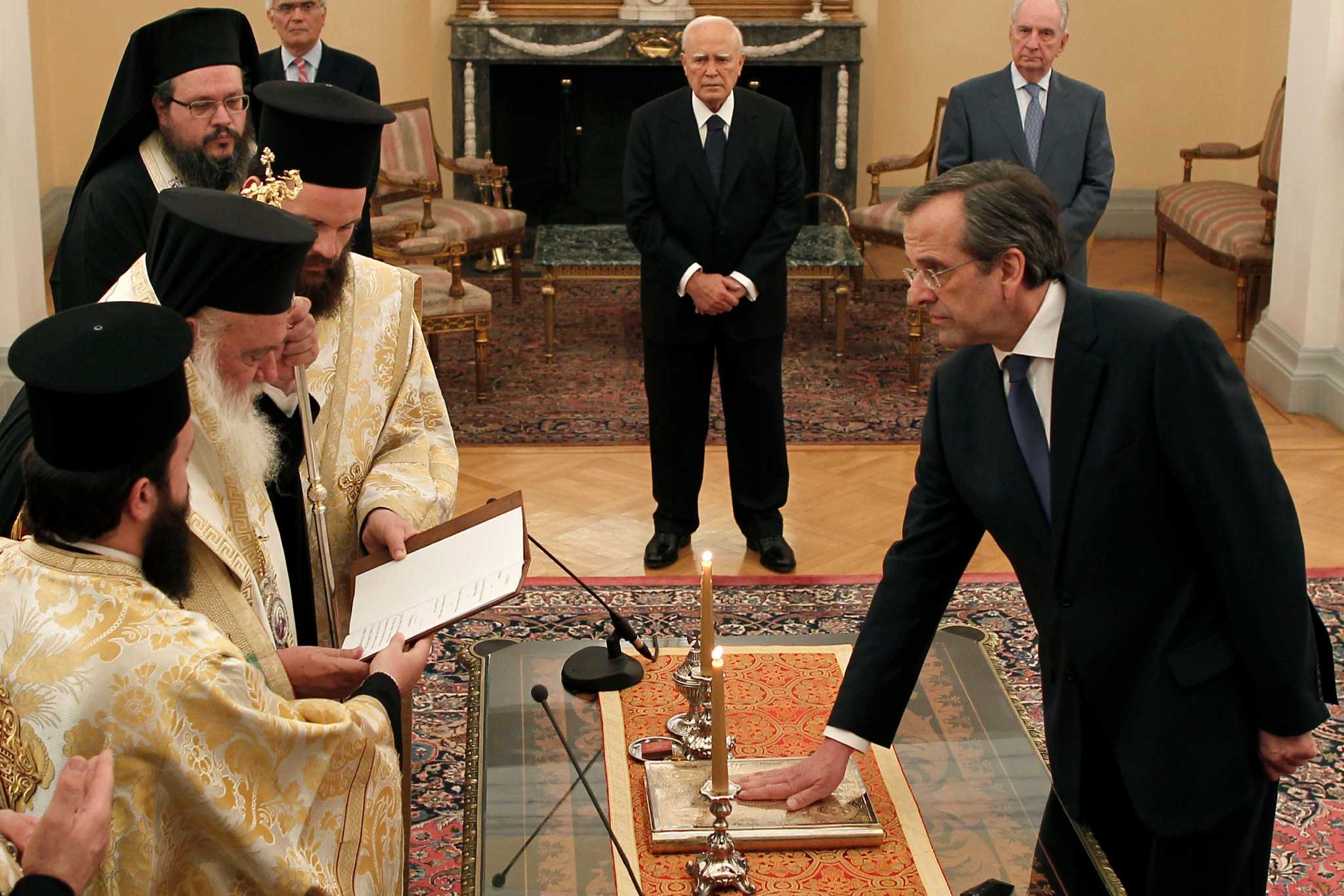 New Greek leader sworn in, easing leadership crisis